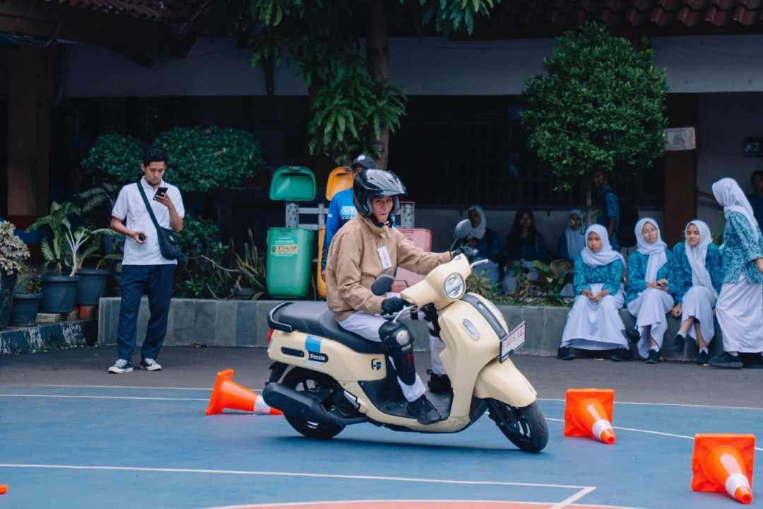 Safety Riding Yamaha Y2C - jurnalbikers.com